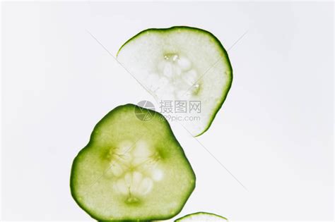 明亮的白光特写背景上的绿色半透明黄瓜片透明的蔬菜盘宏观中万花高清图片下载 正版图片504256385 摄图网