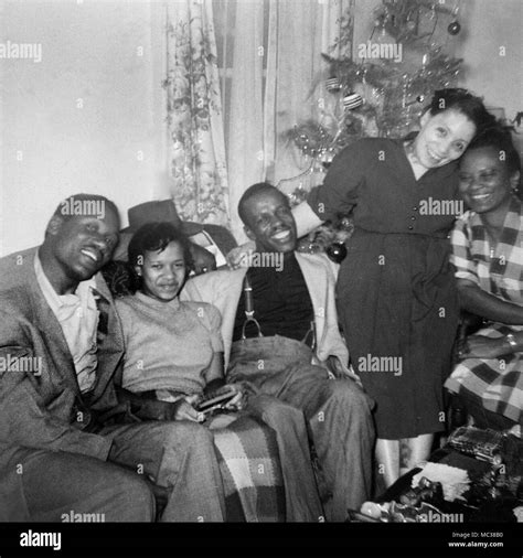 Familie Versammelt An Weihnachten Ca 1951 Stockfotografie Alamy