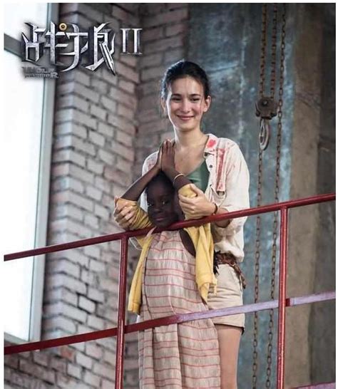 《戰狼2》女主盧靖姍穿一款全透明的裙子，羞得吳京不敢正眼看她 每日頭條