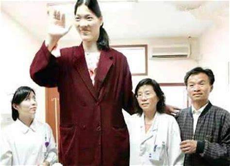 湖南女巨人，14歲時身高已超過姚明，卻在18歲猝死，至今沒有下葬 每日頭條