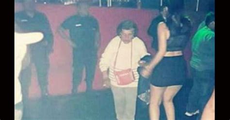 Abuela Entra A Discoteca A Buscar A Su Nieta Para Que Cuide A Su Hija