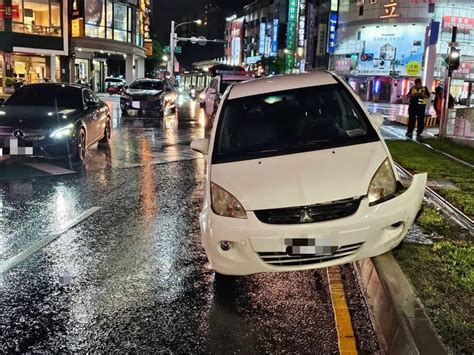 開車自撞高雄輕軌緣石 7旬老翁挨罰 圖