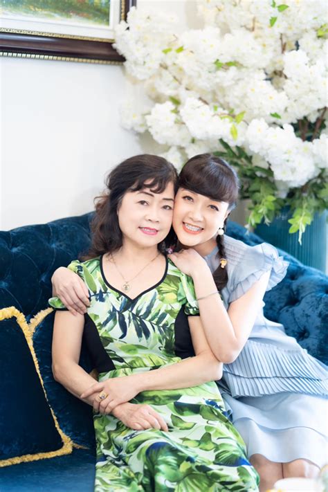 Thân Thế Mẹ Ruột Táo Bà Vân Dung Nữ Diễn Viên Đoàn Ca Múa Tây Bắc Tuổi Hưu Trẻ đẹp Ngỡ Ngàng