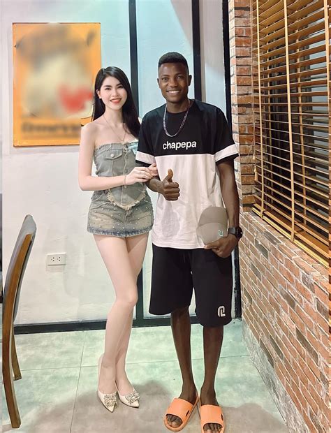 Quang Linh Vlogs Have Just Returned To Vietnam Causing Girl To Be Searched Aggressively