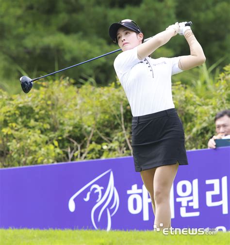 포토 박결 예쁜 모습으로 티샷 전자신문