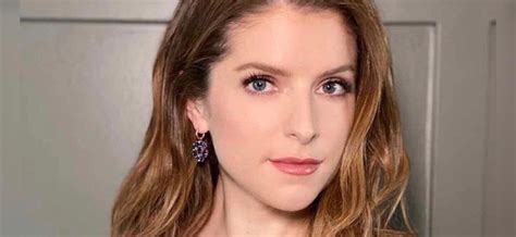 Anna Kendrick In Thigh Skimming Minidress Hates Attention