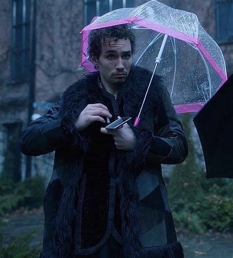 Robert Sheehan