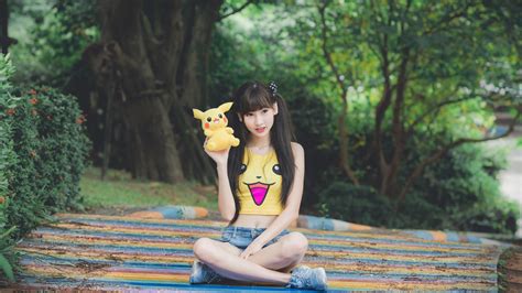 亞洲可愛的皮卡丘美女 模特照片壁紙預覽