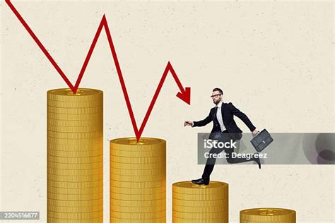 진지한 남자의 복합 사진 콜라주 실행 서류 가방 화살 가을 달러 동전 스택 인플레이션 실패 손실 페인트 배경에 고립 25 29세에 대한 스톡 사진 및 기타 이미지 Istock