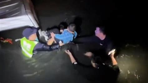 警察水中3分钟救起4条人命凤凰网视频凤凰网