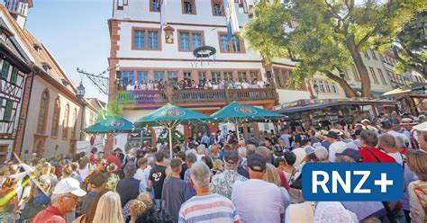 Weinheim Menschen Strömten Schon Vor Eröffnung Auf Die Perfekte