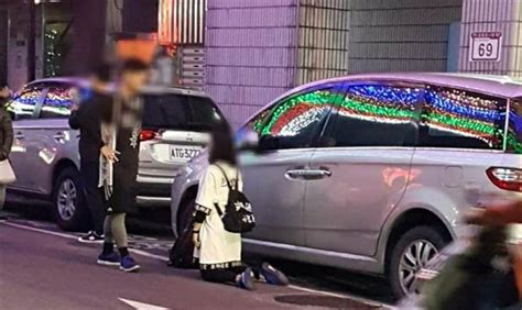 女孩在街頭向男友下跪 真相卻讓網友已羨慕 生活 中時新聞網