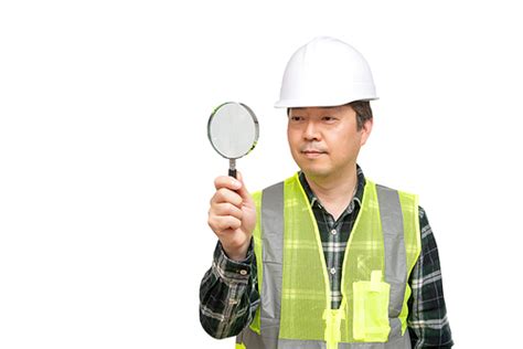 안전모자쓰고 돋보기를 손에 든 중년의 남자 노동자 유토이미지 상세페이지 베이직샵 21030853