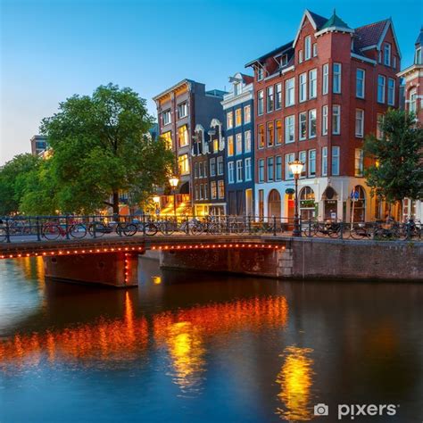 Poster Nacht Uitzicht Op De Stad Van De Amsterdamse Gracht Met Nederlandse Huizen PIXERS NL