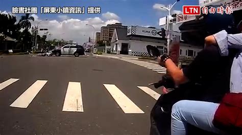 驚險！屏東機車紅燈左轉遭警車撞上 女騎士倒地幸僅輕傷臉書社團「屏東小鎮資訊」提供─影片 Dailymotion