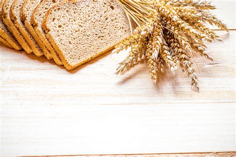 전통적인 빵 나무 질감 배경에 밀 곡물 귀 또는 스파이크 식물 소박한 전통 빵의 신선한 덩어리 호밀 빵집에 딱딱한 빵집 베이커리 제품 라벨용 디자인 요소 갈색에 대한 스톡