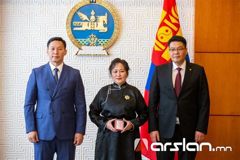 МУ ын Ерөнхийлөгчийн зарлигаар эрүүл мэндийн салбарынханд төрийн одон