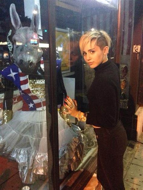 Bröst Lila Peruk Och Porr Pumpor Så Firar Miley Halloween