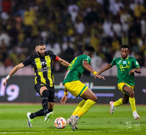 اتحاد جدة يتقدم على الخليج 12 في الشوط الأول من الدوري السعودي