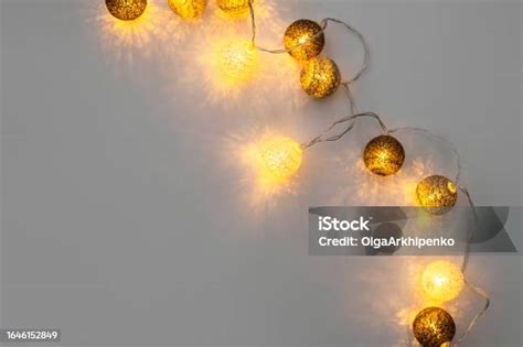 축제에는 회색 배경에 화환이 포함되어 있습니다 솜뭉치 화환 둥근 전구 Led 꽃줄 전기 화환 황혼 축제 조명 백라이트 화환 어린이 방 장식 12월에 대한 스톡 사진 및 기타