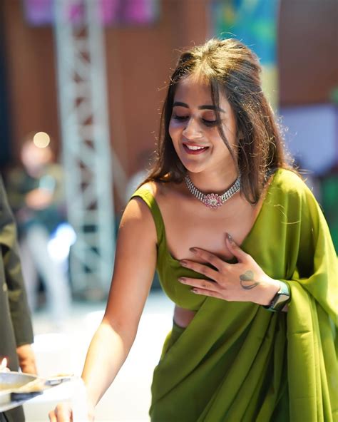 Deepthi Sunaina చిరున‌వ్వుతో ఆక‌ట్టుకుంటున్న దీప్తి సునైనా Namasthe Telangana
