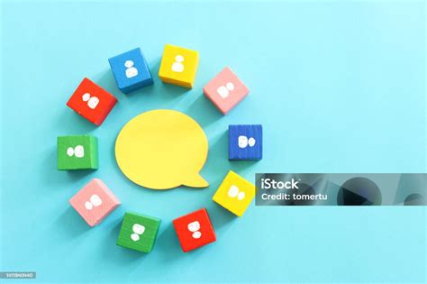 나무 큐브와 사람 아이콘의 원의 상단보기 이미지 사회와 연결과 의사 소통의 개념 0명에 대한 스톡 사진 및 기타 이미지 0명