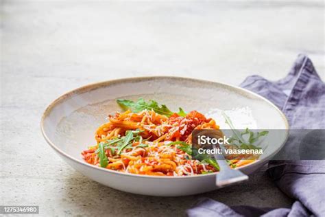 토마토 소스를 곁들인 파스타 치즈 아루굴라를 흰 그릇에 담습니다 전통 이탈리아 요리 컨셉 건강한 식생활에 대한 스톡 사진 및 기타 이미지 Istock