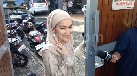 Ayu Ting Ting Kepergok Kasih THR Ke Anak Anak Depok Rp20 Ribu Honor