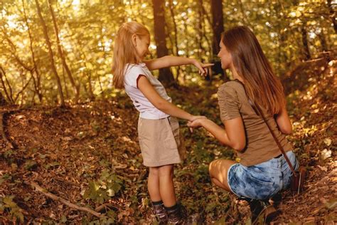 Mooie Jonge Moeder En Haar Dochter Wandelen Door Het Bos Dochter Wijst Met De Vinger Ver Weg