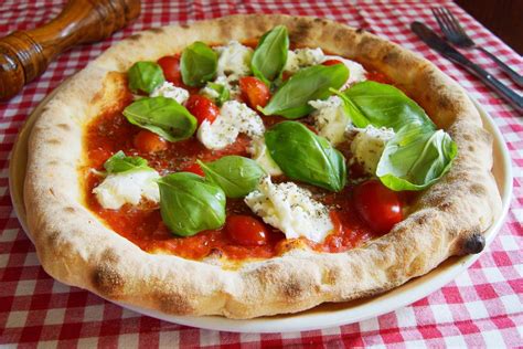 Receta de pizza margarita Cómo preparar una pizza napolitana perfecta