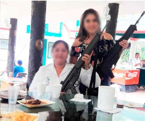 Exhiben A Funcionaria Posando Con Armas De La Guardia Nacional