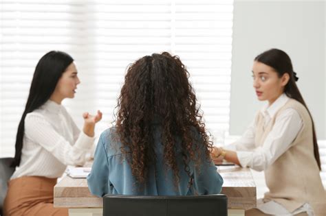 아프리카계 미국인 여성과 사무실에 있는 그녀의 동료들 뒷모습 직장에서의 인종 차별 20 24세에 대한 스톡 사진 및 기타 이미지 20 24세 25 29세 감정