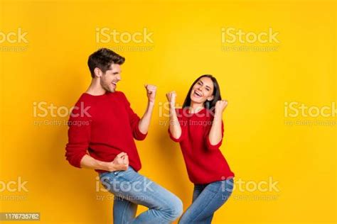 기쁘게 배우자의 초상화 제기 주먹 비명 예 승리 를 축하 승리 착용 빨간 스웨터 데님 청바지 위에 고립 된 노란색 배경 가족에 대한 스톡 사진 및 기타 이미지 Istock