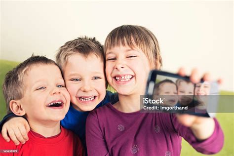 키즈 Taking 포토서제스트 모바일 전화 아이에 대한 스톡 사진 및 기타 이미지 아이 소년 2 3 살 Istock