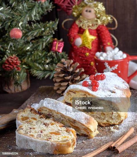 Stollen 견과류와 설탕에 절인된 과일 전통적인 유럽 케이크 설탕을 입힌와 함께 내려 앉아 0명에 대한 스톡 사진 및 기타 이미지 Istock