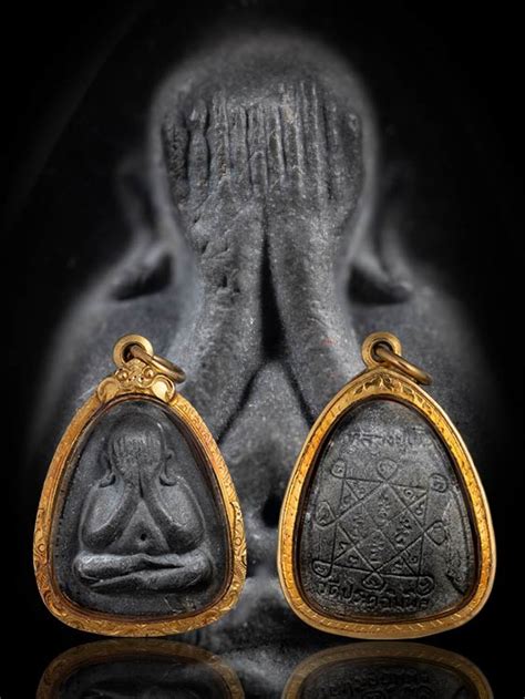 พระปิดตาหลวงปู่โต๊ะ รุ่นปลดหนี้ หลังยันต์ตรี เนื้อผงใบลาน ฝังตะกรุดเงิน ปี21 พร้อมเลี่ยมทอง