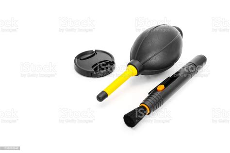 근접 렌즈 펜 송풍기 브러시 및 렌즈 커버 깨끗 한 사진 장비에 대 한 검은 색 도구 카메라 청소 세트 사진에 대 한 클리핑 경로와 흰색 스튜디오 배경에 고립 0명에 대한