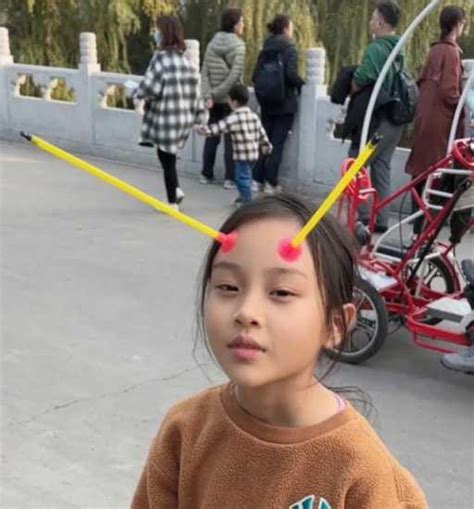 賈乃亮曬與甜馨生日合照，被指故意發醜照，跟李小璐微博成對比！