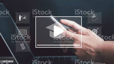 노트북 E러닝과 온라인 교육 졸업 증명서 프로그램 개념을 사용하는 남자 비디오로 공부하거나 가르치기 가상 쇼 졸업 모자 아이콘