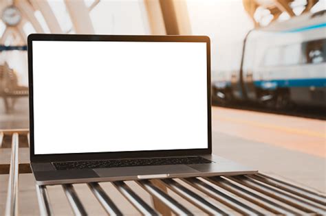 기차역에 흰색 화면이있는 노트북 빈 복사 공간 빈 화면 모형 기차역 배경에 소프트 포커스 노트북 사무실 밖에서 여행 학업 및 일하는 개념 0명에 대한 스톡 사진 및 기타