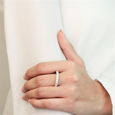 Anel meia aliança ct de diamantes em ouro branco