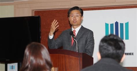 한전 사건 브리핑하는 신현성 부장검사