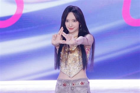 程潇穿金色亮片抹胸衣 舞台上热舞大秀火辣蛮腰 搜狐大视野 搜狐新闻