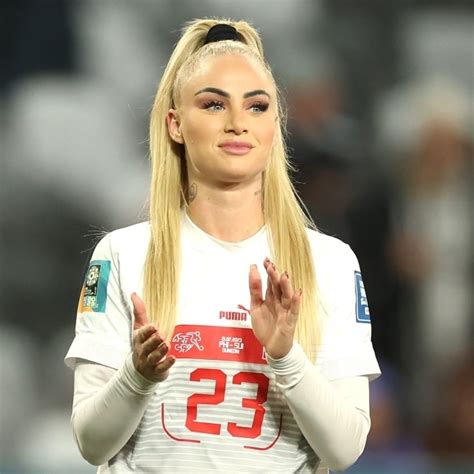 「まさに美女と野獣だ！」スイス代表のブロンド女子がブラジル代表彼氏と“超イチャイチャ連発”に世界中から総ツッコミ！「キスしすぎ」「ハッピー