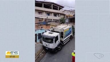 Bom Dia ES Caminhão de lixo desce ladeira desgovernado e bate em