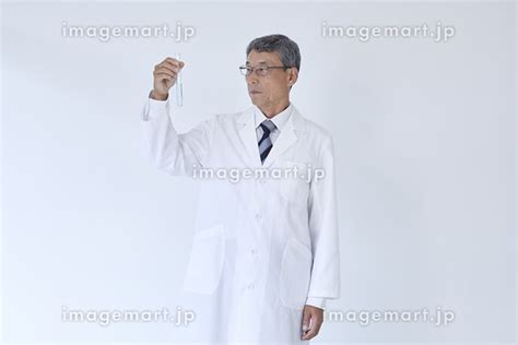 試験管を持つ研究員の写真素材 129315882 イメージマート