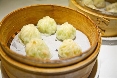 台北微風百貨忠孝復興站餐廳上海茶樓 中式料理 小籠湯包 絲瓜湯包 砂鍋獅子頭 上海菜飯 牛肉捲餅 紅燒魚下巴 松山區 Banbi 斑比美食旅遊