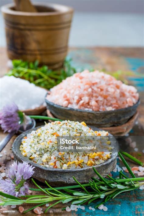 나무 표면에 그릇을 돌에 자연 소금의 세 가지 유형 백색 바다 소금 핑크 히말라야 소금 Spiced 소금 로즈마리 0명에 대한