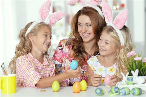 Madre Con Sus Lindas Hijas Con Orejas De Conejo Y Pintando Foto Premium