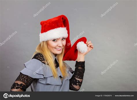 산타의 도우미 모자를 쓰고 행복 한 여자 — 스톡 사진 © Voyagerix 175420574